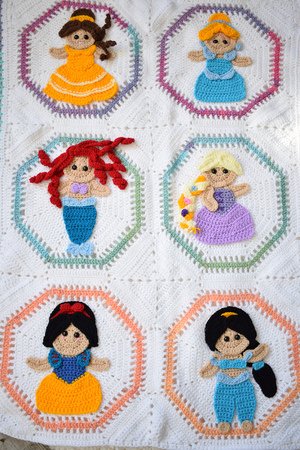 Crochet princess appliques blanket pattern