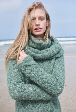 Strickanleitung: Grün-silberner Pulli mit Ajourmuster und Loop