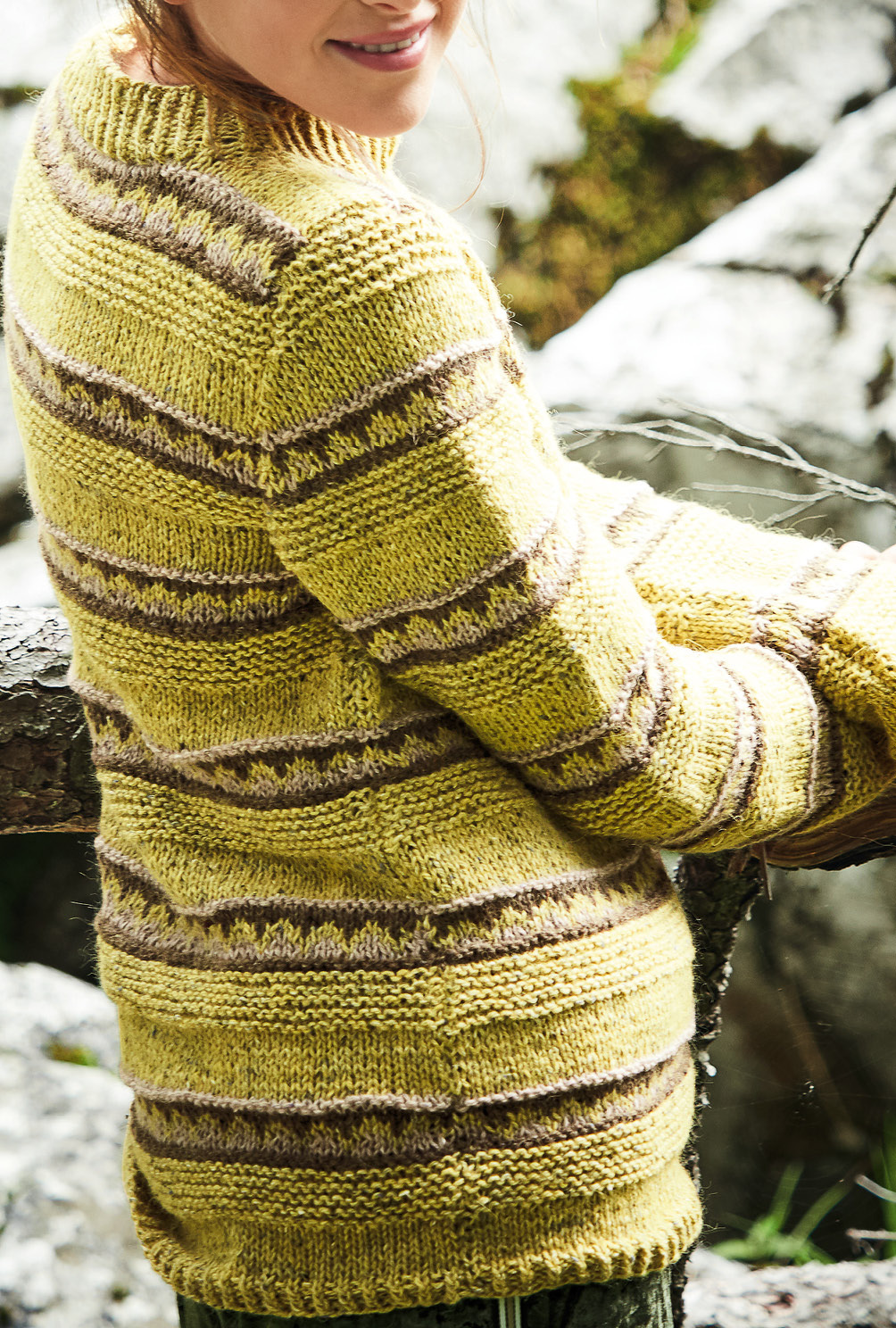 Inspiration | Foto - Strickanleitung: Senfgelber Tweedpulli mit Streifen