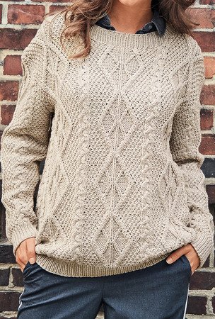 Strickanleitung: Sandfarbener Pulli mit Rauten und Zöpfen