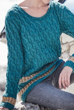 Strickanleitung: Petrolfarbener Pulli im Zopfmuster