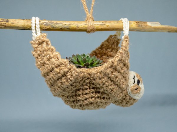 Hanging sloth plant holder, wall jute hanger, easy crochet pattern