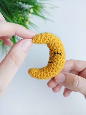 Crochet moon pattern, amigurumi crescent moon