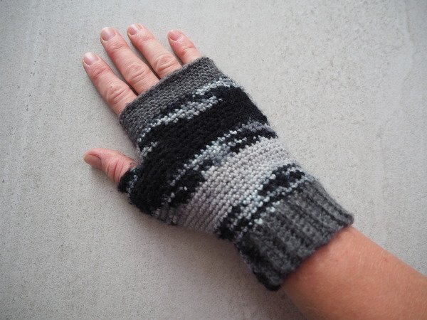 Fitted hand cuffs "Basic" for him and her - from Häkelini