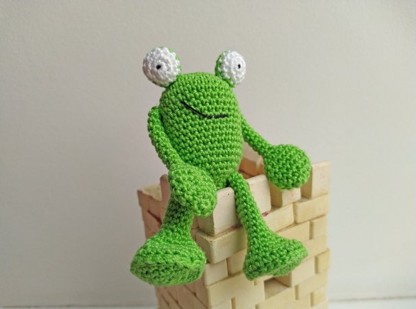 Tiny Frog, amigurumi toad