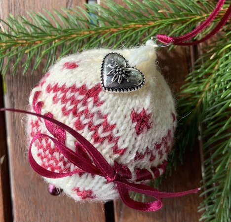 Weihnachtskugel mit Norwegermuster stricken
