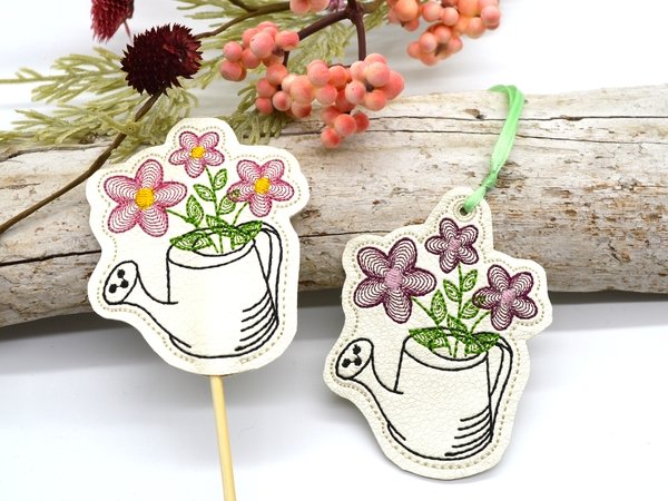 Stickdatei Gießkanne mit Blumen ITH Stabstickdatei und Anhänger
