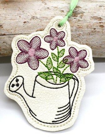 Stickdatei Gießkanne mit Blumen ITH Stabstickdatei und Anhänger