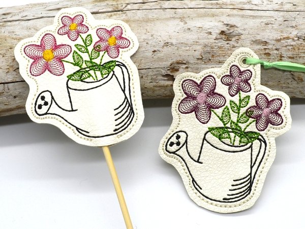 Stickdatei Gießkanne mit Blumen ITH Stabstickdatei und Anhänger
