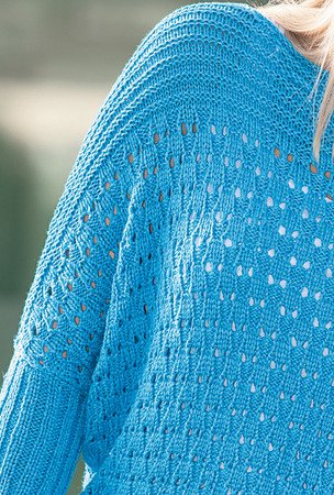 Blauer Pulli im Karo-Lochmuster