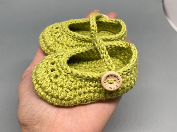 Mary Jane crochet baby shoes pattern PDF, 3 sizes girl soft sole crib shoes