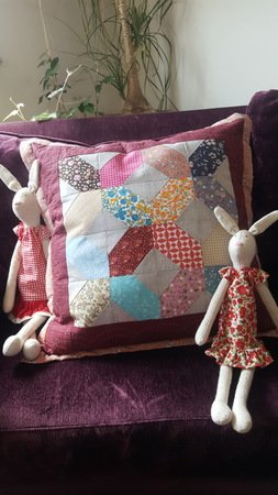 Dekoratives Patchwork-Kissen DIY. Vorlagen zum Nachnähen.