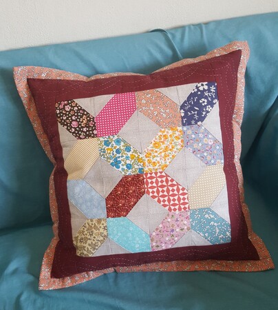 Dekoratives Patchwork-Kissen DIY. Vorlagen zum Nachnähen.