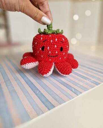 Crochet strawberry reversible octopus amigurumi