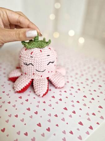Crochet strawberry reversible octopus amigurumi