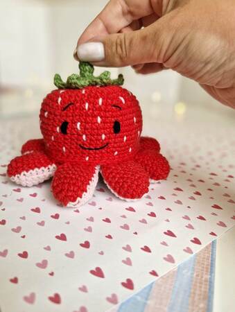 Crochet strawberry reversible octopus amigurumi