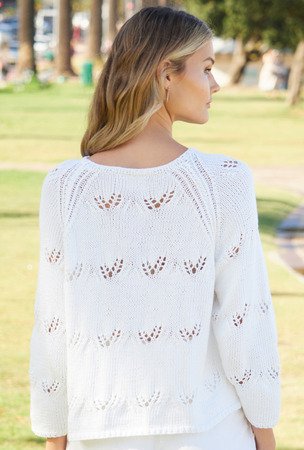 Weißer Raglanpulli mit Ajourmusterstreifen