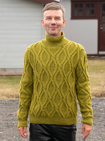 Herrenpulli im Flechtmuster