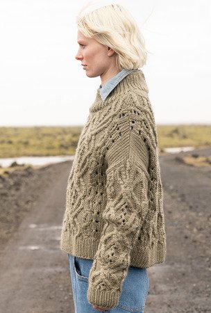 Pulli im Zopf-Lochmuster