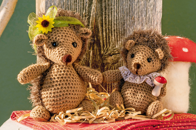 Gehäkelte Igel-Mama mit Igel-Kind
