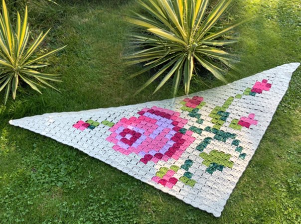 Gehäkeltes Dreieckstuch DIE ROSE