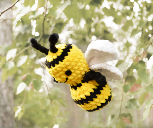 Crochet pattern. Amigurumi Plush Bee. Simple crochet design.