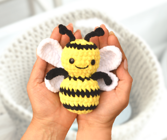 Crochet pattern. Amigurumi Plush Bee. Simple crochet design.