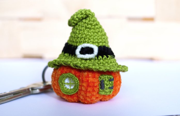 Crochet pattern keychain pumpkin house