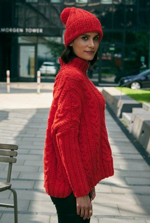 Roter Pullover mit Aranmuster und Mütze