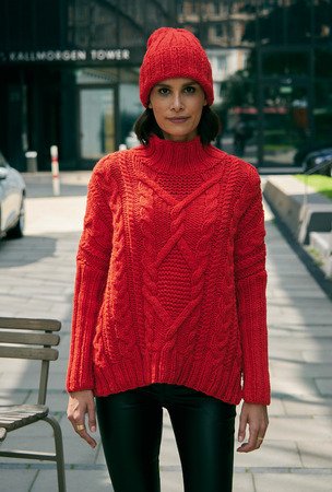 Roter Pullover mit Aranmuster und Mütze