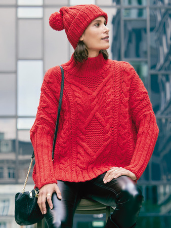 Roter Pullover mit Aranmuster und Mütze