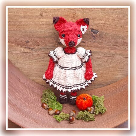 MISS FOXY – Crochetpattern Fox with Dress