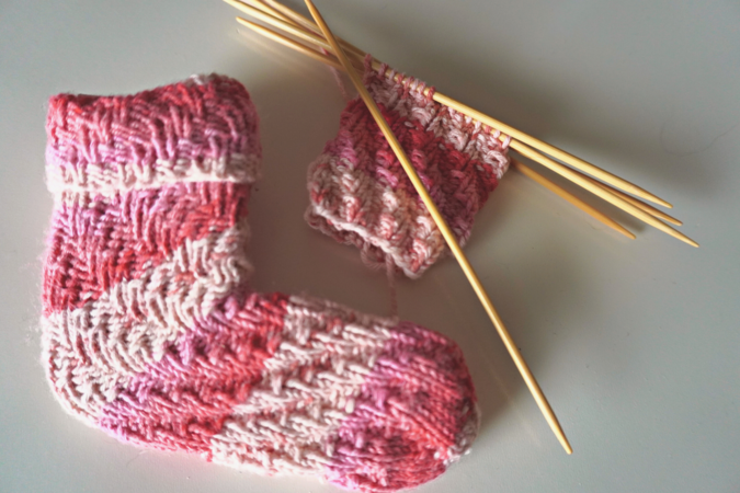 Einfache Babysocken stricken | mitwachsende Socken ohne Ferse, Spiralsocken