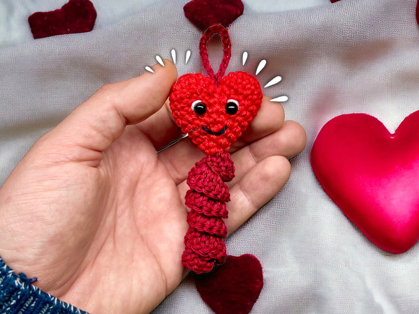 Heartworm lucky charm - Crochet Pattern