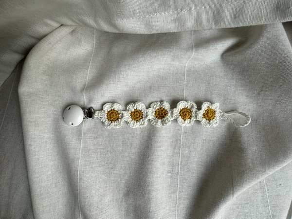 Crochet pattern for a flower pacifier chain
