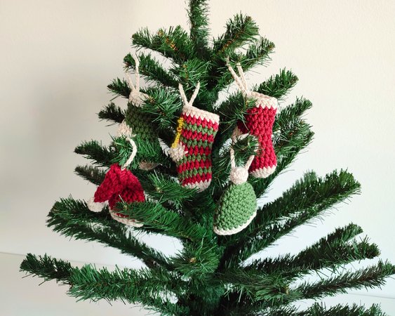 Mini Christmas Stockings & Hats - Crochet Ornament Pattern for Beginners