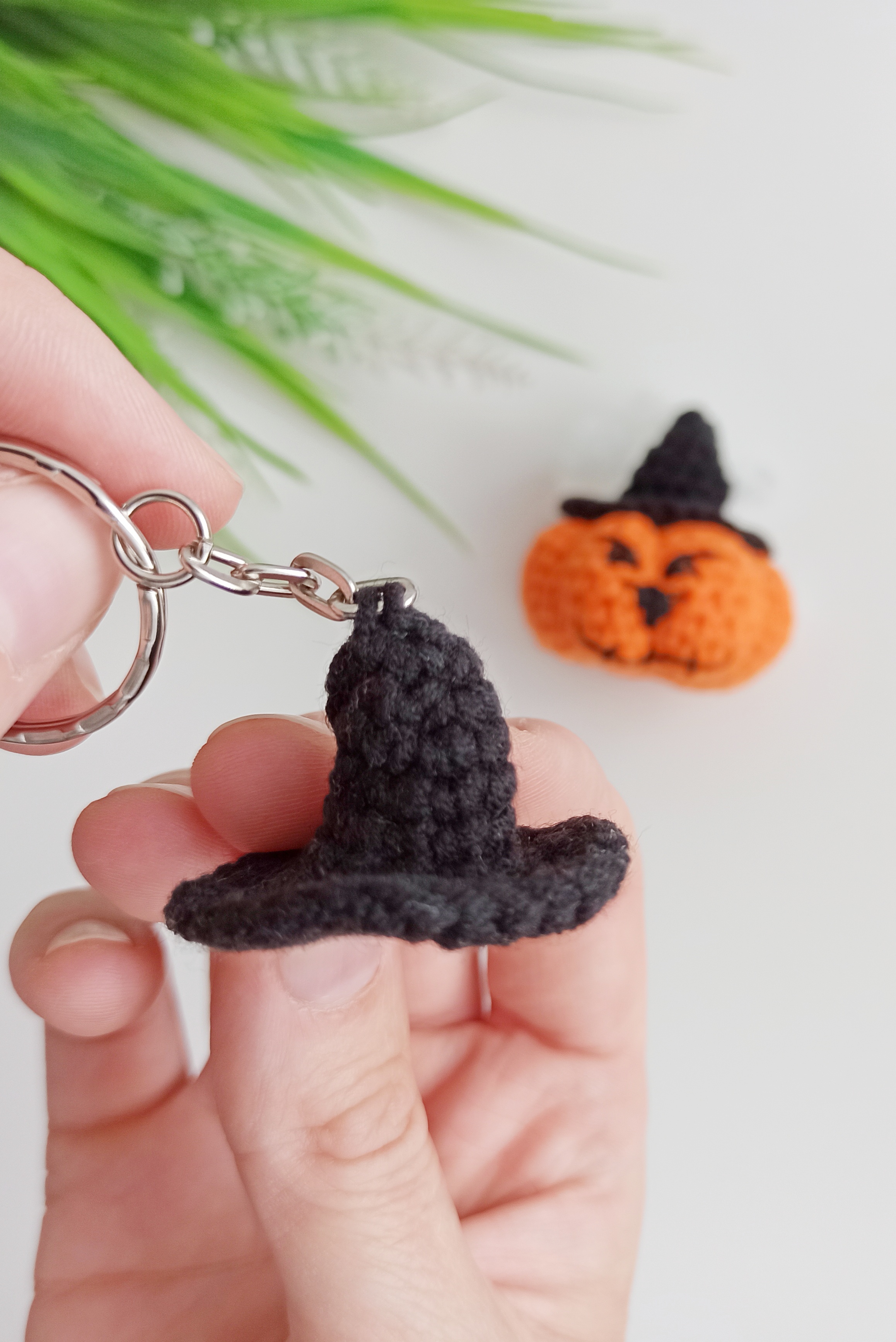 Crochet witch hat pattern, easy crochet Halloween keychain