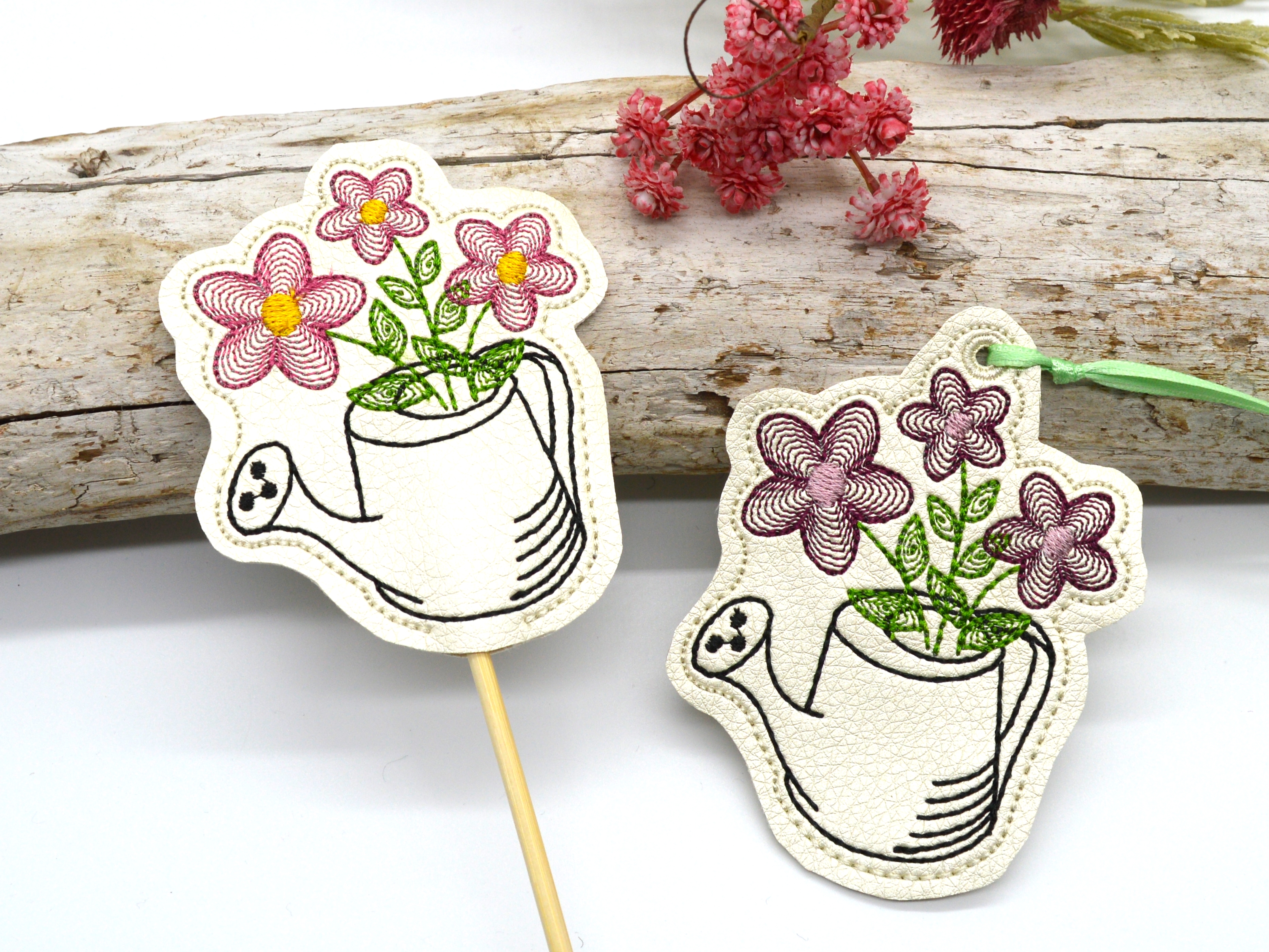 Stickdatei Gießkanne mit Blumen ITH Stabstickdatei und Anhänger