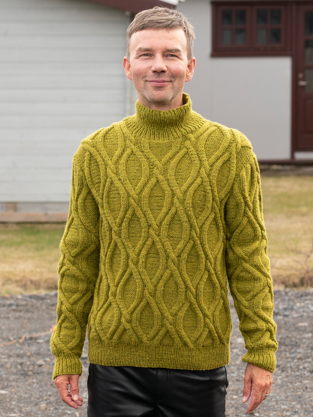 Herrenpulli im Flechtmuster