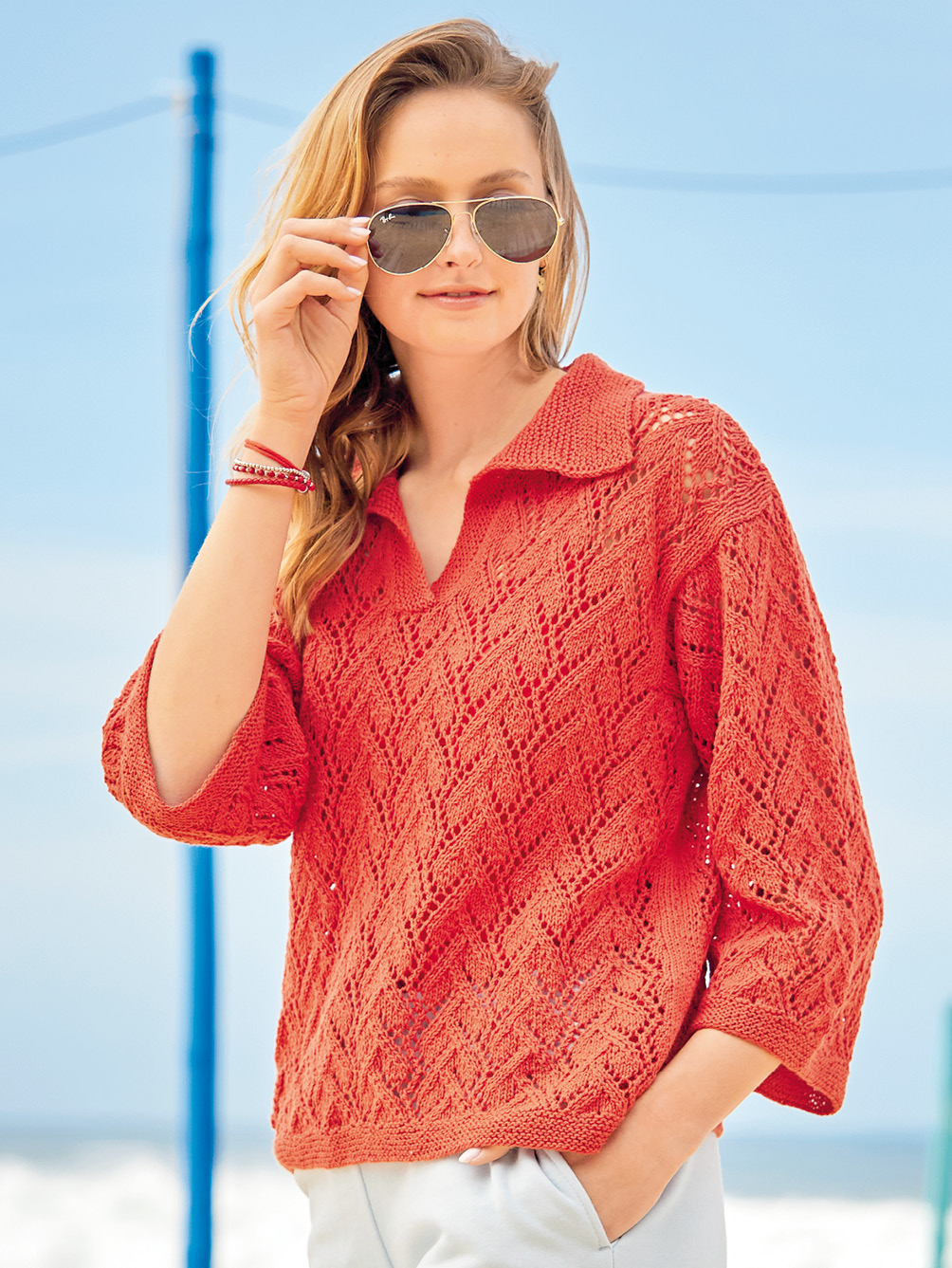 Roter Polo-Pulli im Ajourmuster