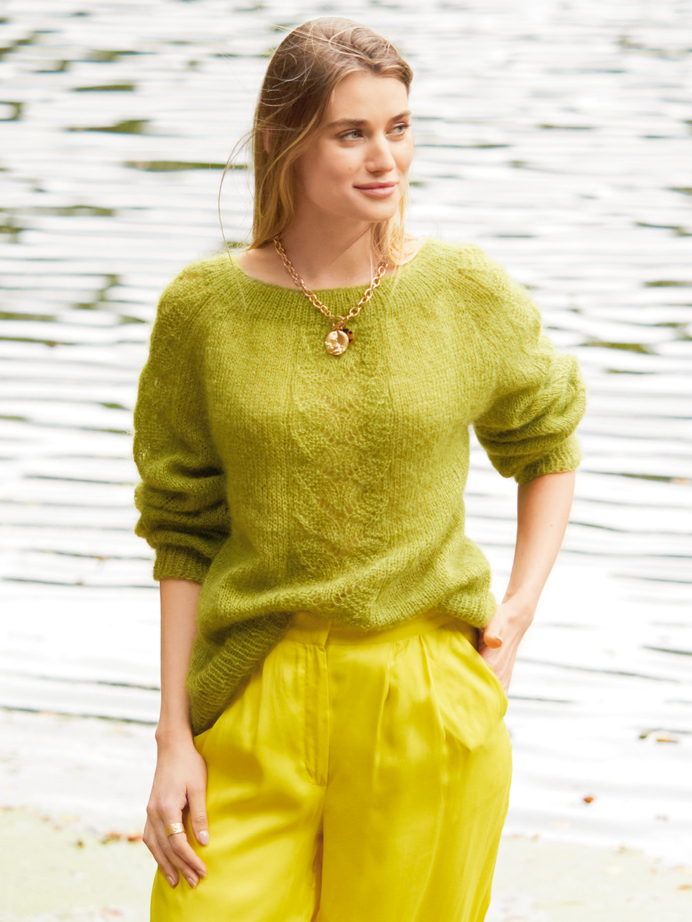 Grüner Raglanpulli mit Ajourmusterbordüre